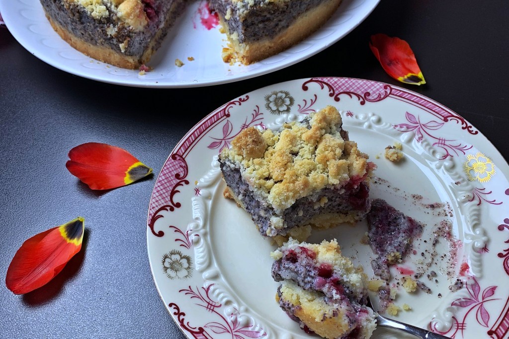 Mohn-Streuselkuchen mit Preiselbeeren und Schmand | Backen mit Leidenschaft