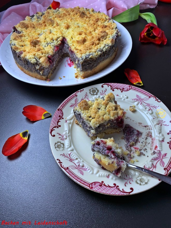 Mohn-Streuselkuchen mit Preiselbeeren und Schmand | Backen mit Leidenschaft