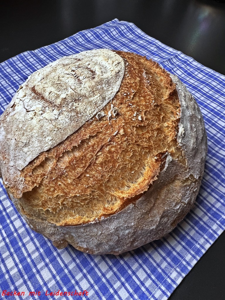 Rustikales Weizenbrot mit Weizenvollkorn und Sauerteig aus dem Topf ...