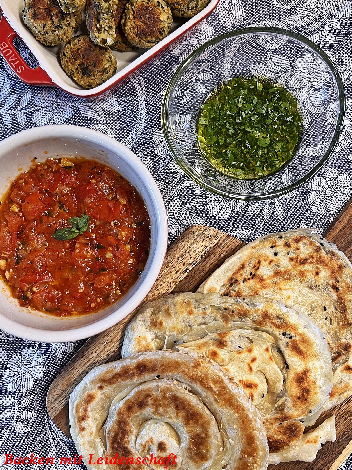 Tomatensalsa ( Matbucha ) und Falafel aus dem Backofen…Beilagen zum ...